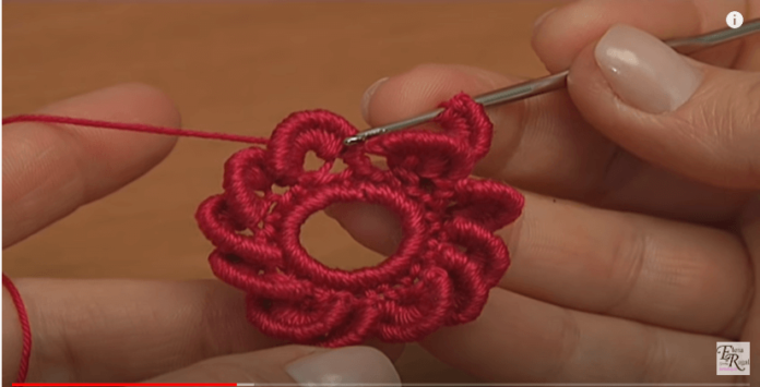 Beautiful crochet flower pattern in two colors